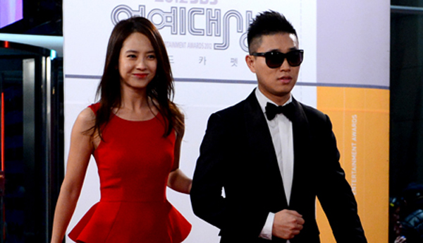 คู่รักวันจันทร์ แกรี่และซงจีฮโยปรากฏตัวด้วยกันในงานพรมแดง ’2012 SBS Entertainment Awards’ - Kpop ...