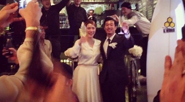 กาฮีแต่งงานแล้วในวันนี้ด้วยพิธีแต่งงานเล็กๆในฮาวาย!! - Kpop ข่าวบันเทิงเกาหลี ดาราไอดอล และ ...