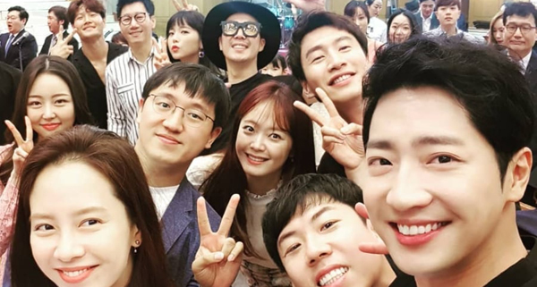 สมาชิกรันนิ่งแมนและอีซางยอบกับฮงจินยองเข้าร่วมยินดีกับงานแต่งของ PD ...